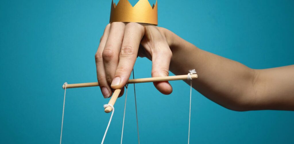 Here Are 11 Tactics Used By A Master Manipulator Who Seems Completely ...