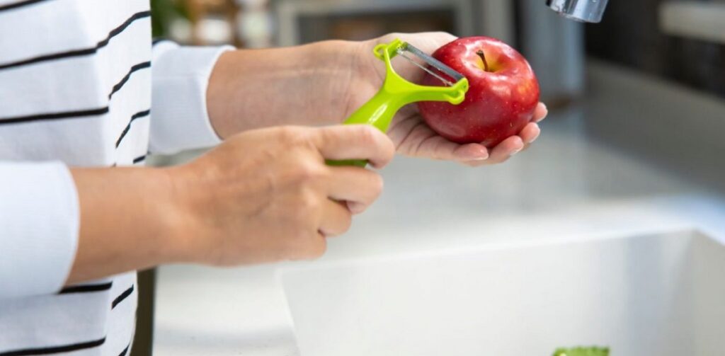 The Revealed Trick To Peel Apples Super Quickly And Save Time In The ...