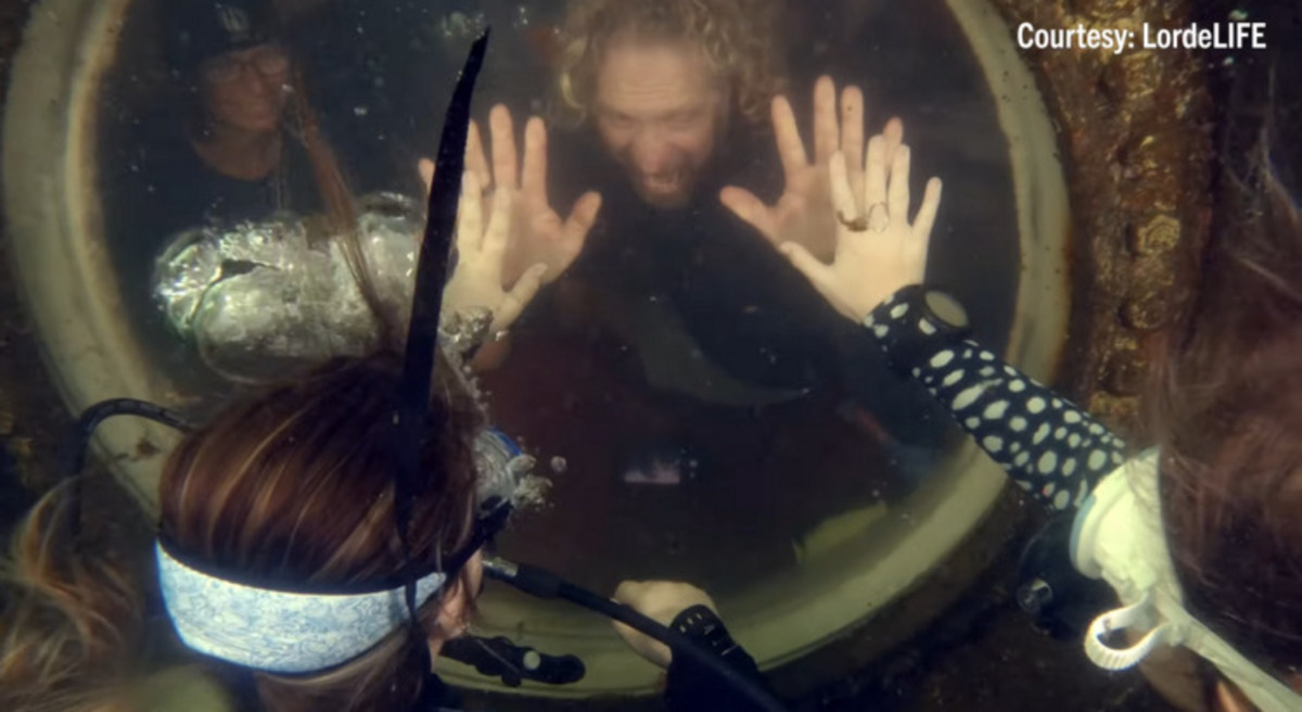 An American Researcher Sets A New World Record For Living Underwater