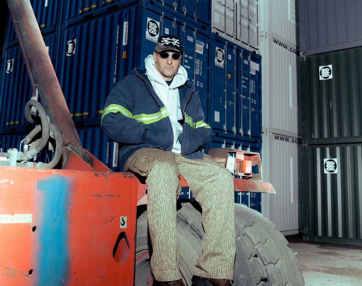 The tracklist of CONTAINERS, the new album by Night Skinny